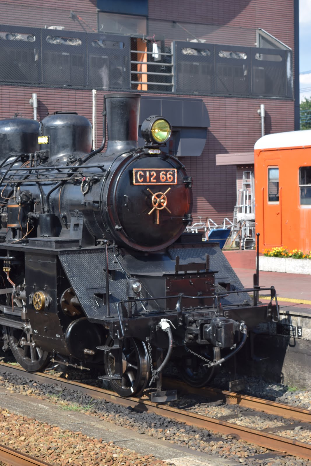 お気楽 鉄道の部屋: 7/29 真岡鐡道C12牽引SL列車下館行 真岡駅到着・発車シーン動画