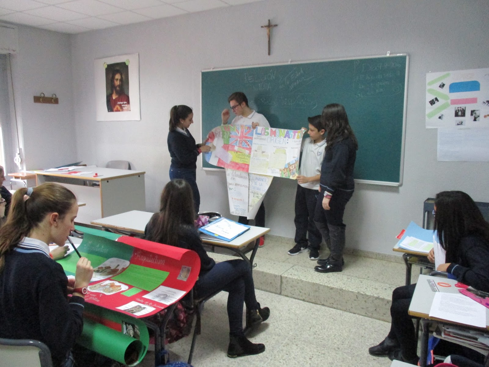 BLOG DE SOCIALES : Exponiendo en clase