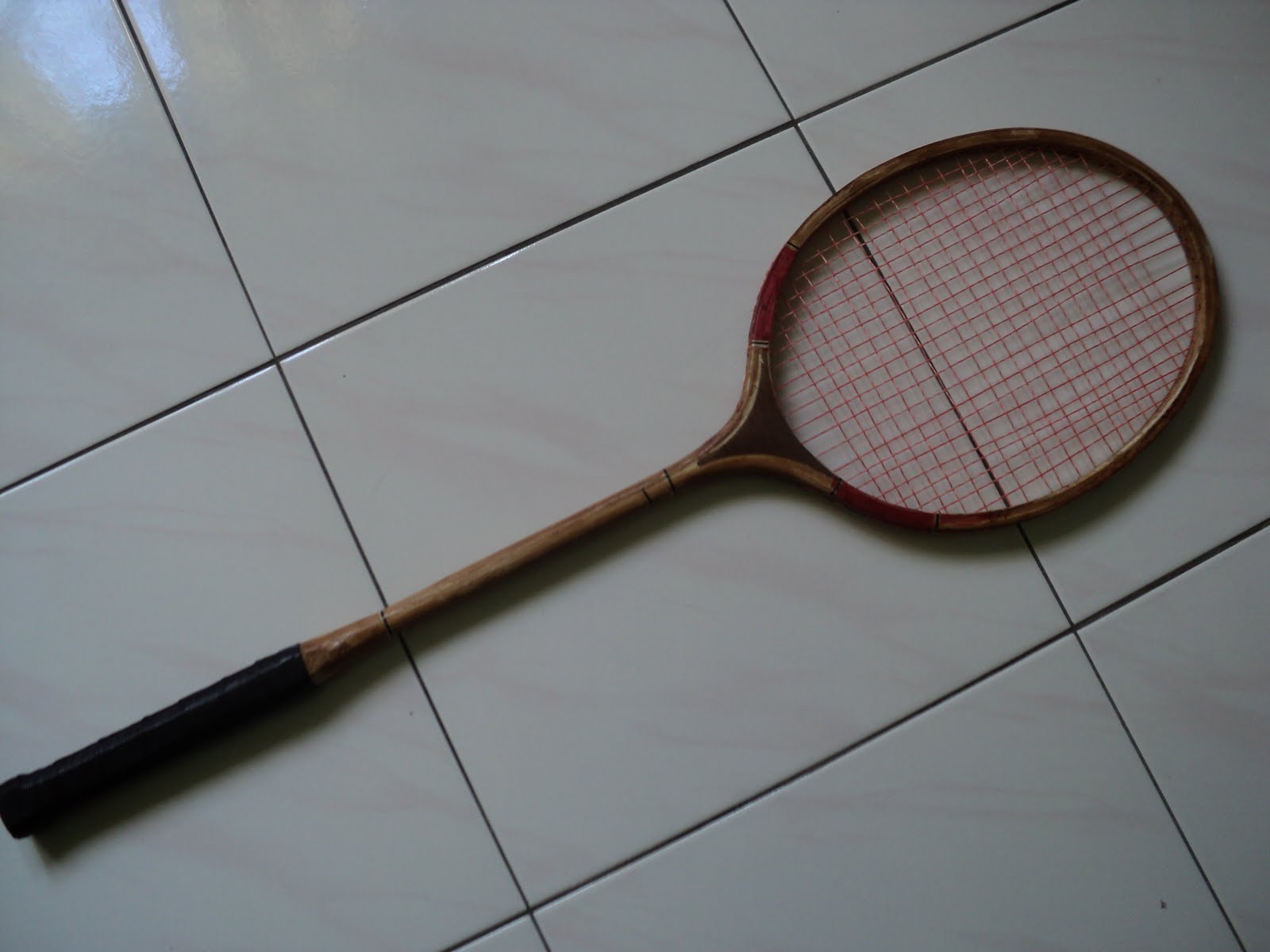 KOLEKSI PAK MAT TAHIR BARANGAN OLD SKOOL: Raket Badminton Kayu.
