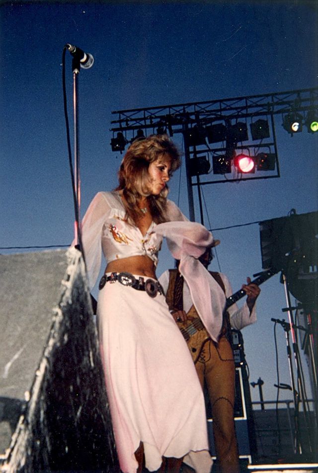 40 Candid Color Photographs Capture A Young And Beautiful Stevie Nicks On The Stage In The 1970s