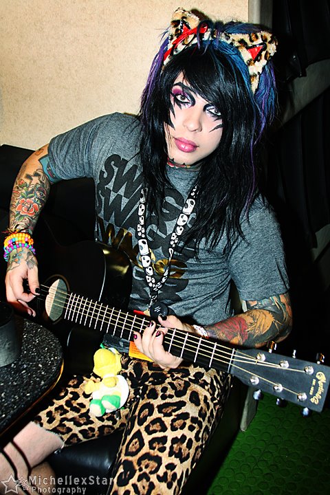 Rawr: Dahvie Vanity