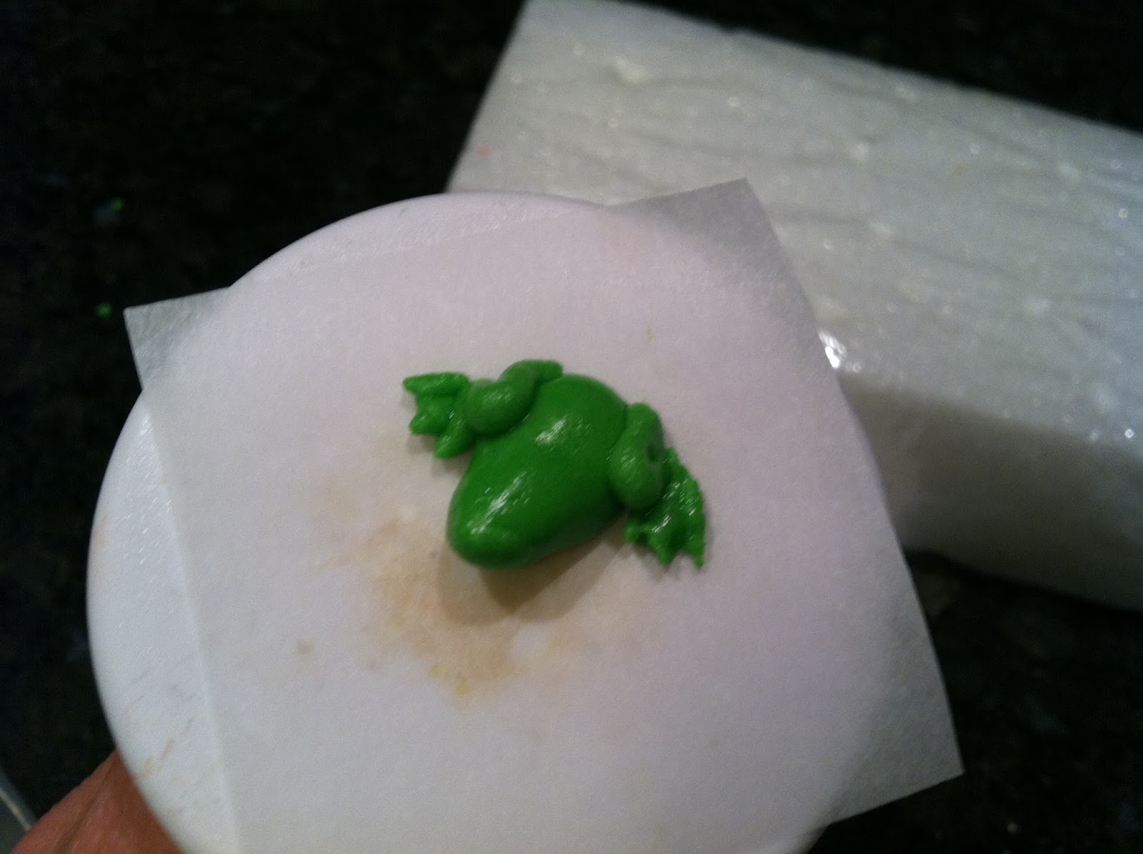 The Iced Queen: Tiny Frog in Royal Icing