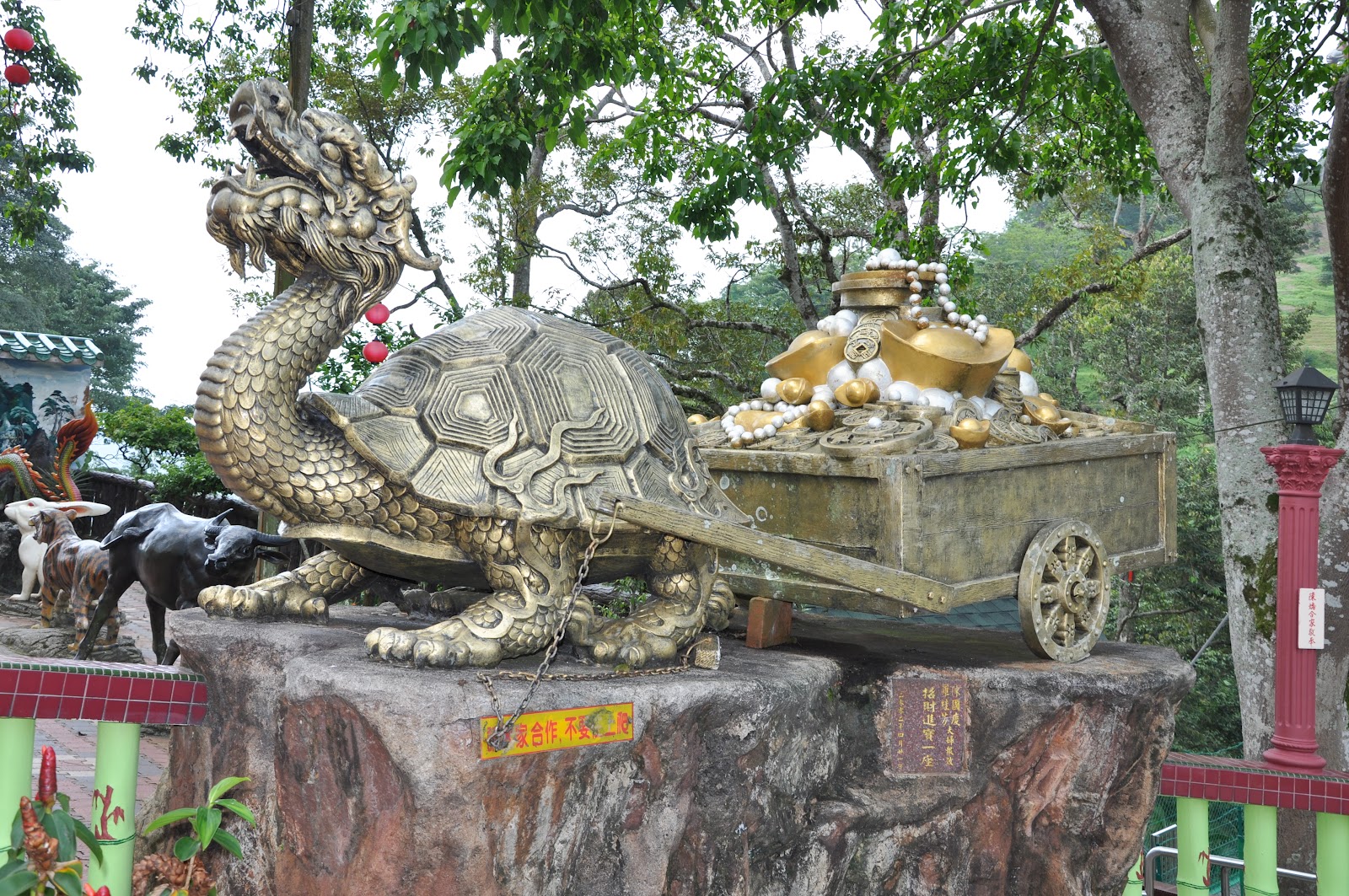Sungai Siput Boy: Pekan Broga: Gigantic Monkey God at Sak dato Temple ...