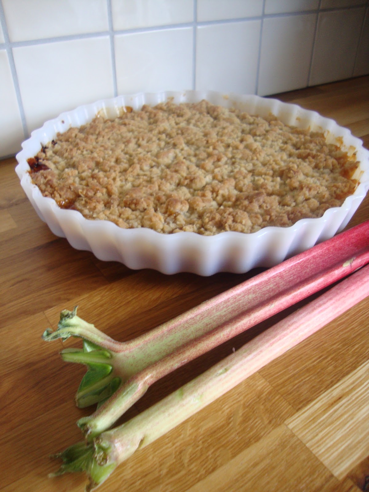 Frostrosor: Knäckig smulpaj med rabarber