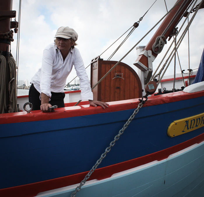 Charles Jude: EN IMAGES : Charles Jude montre le poing