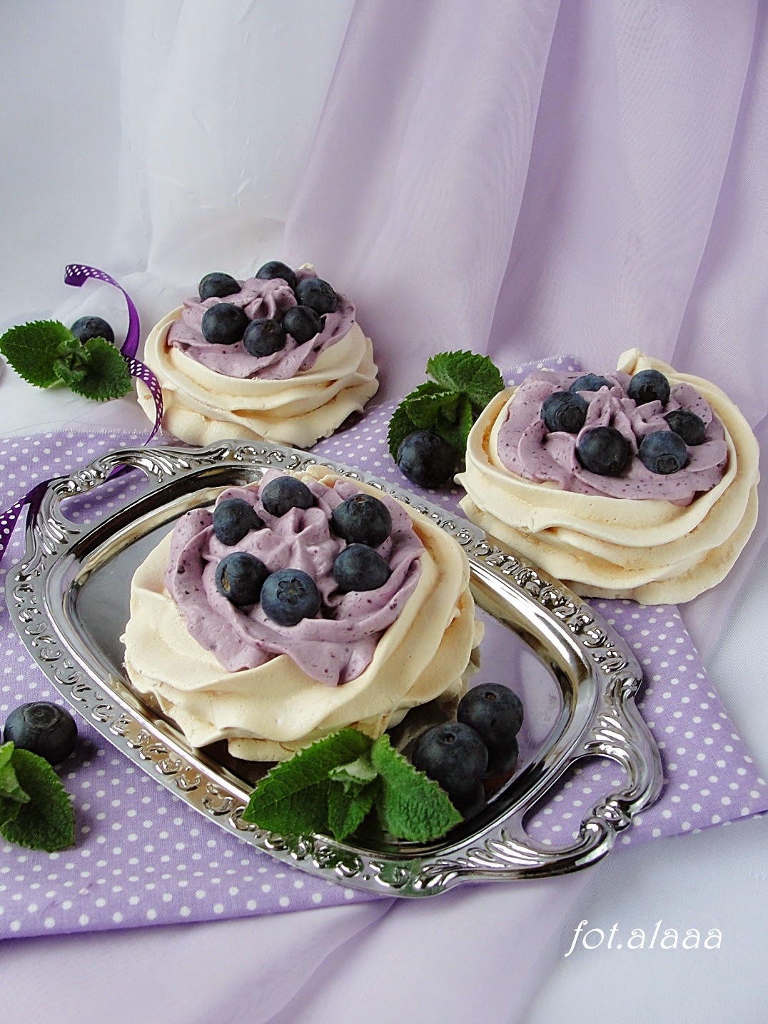 Ala piecze i gotuje: Mini pavlove z borówkami