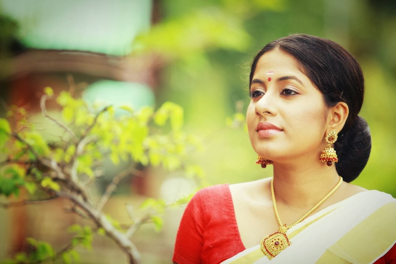 Jyothi Krishna in saree | Veethi