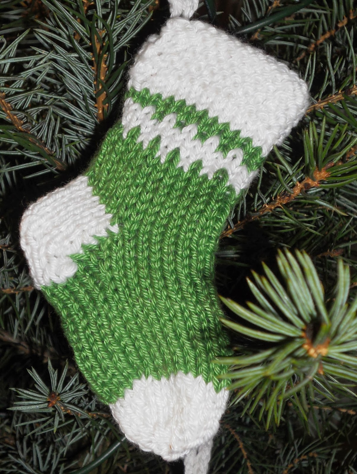 knitshop.co.uk: Knit Christmas mini stockings for your tree