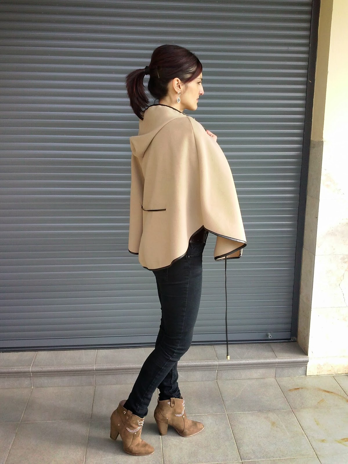 DESAYUNO CON GLAMOUR: OTRO OUTFIT CON CAPA