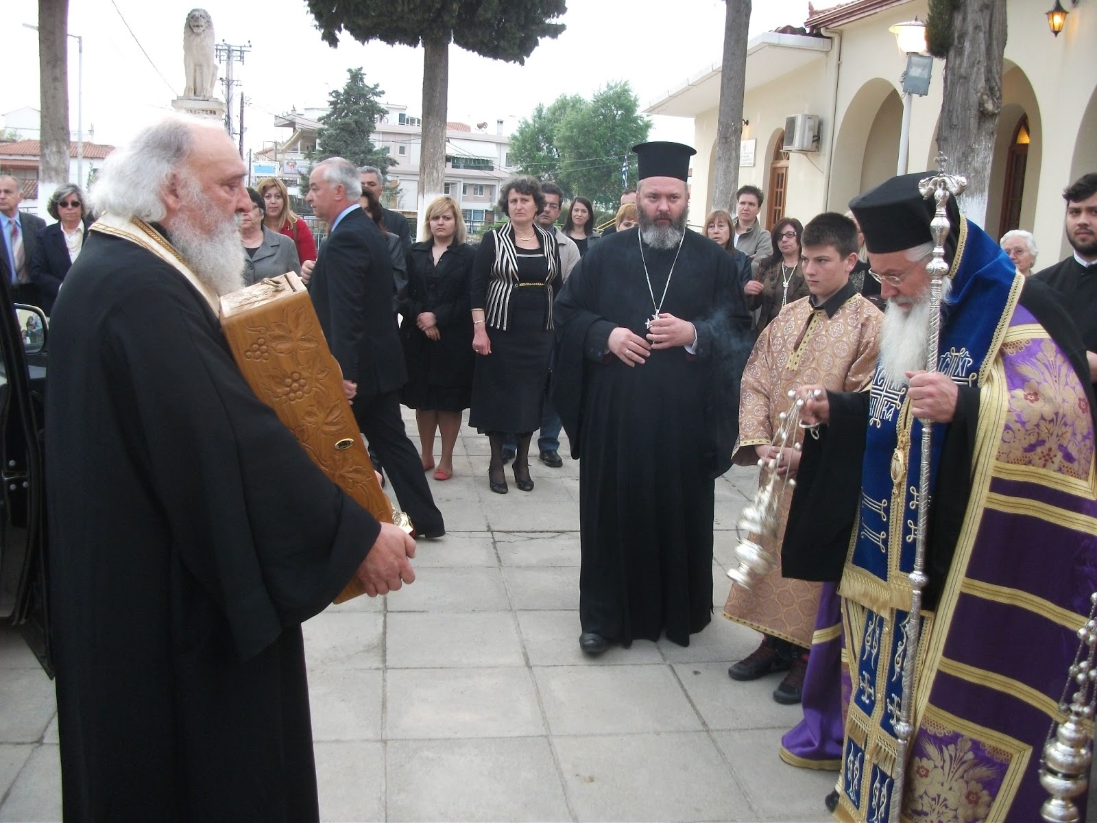 thiva-online: ΜΕ ΛΑΜΠΡΟΤΗΤΑ ΚΑΙ ΥΠΟΔΟΧΗ ΤΟΥ ΤΙΜΙΟΥ ΣΤΑΥΡΟΥ ΑΠΟ ΤΗΝ ΙΕΡΑ ...