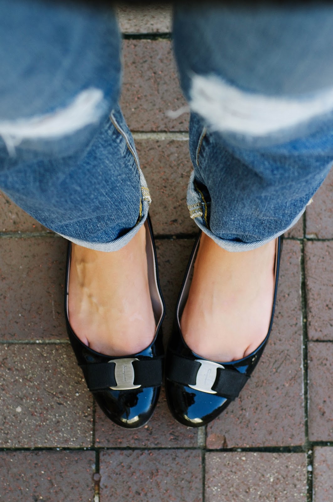 Summer Wind: Black Tunic Sweater + Boyfriend Jeans + Bow Flats