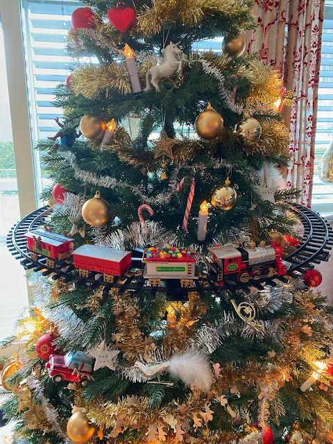 Hobbyvimsa: Årets pepperkakelandsby og juletre med tog