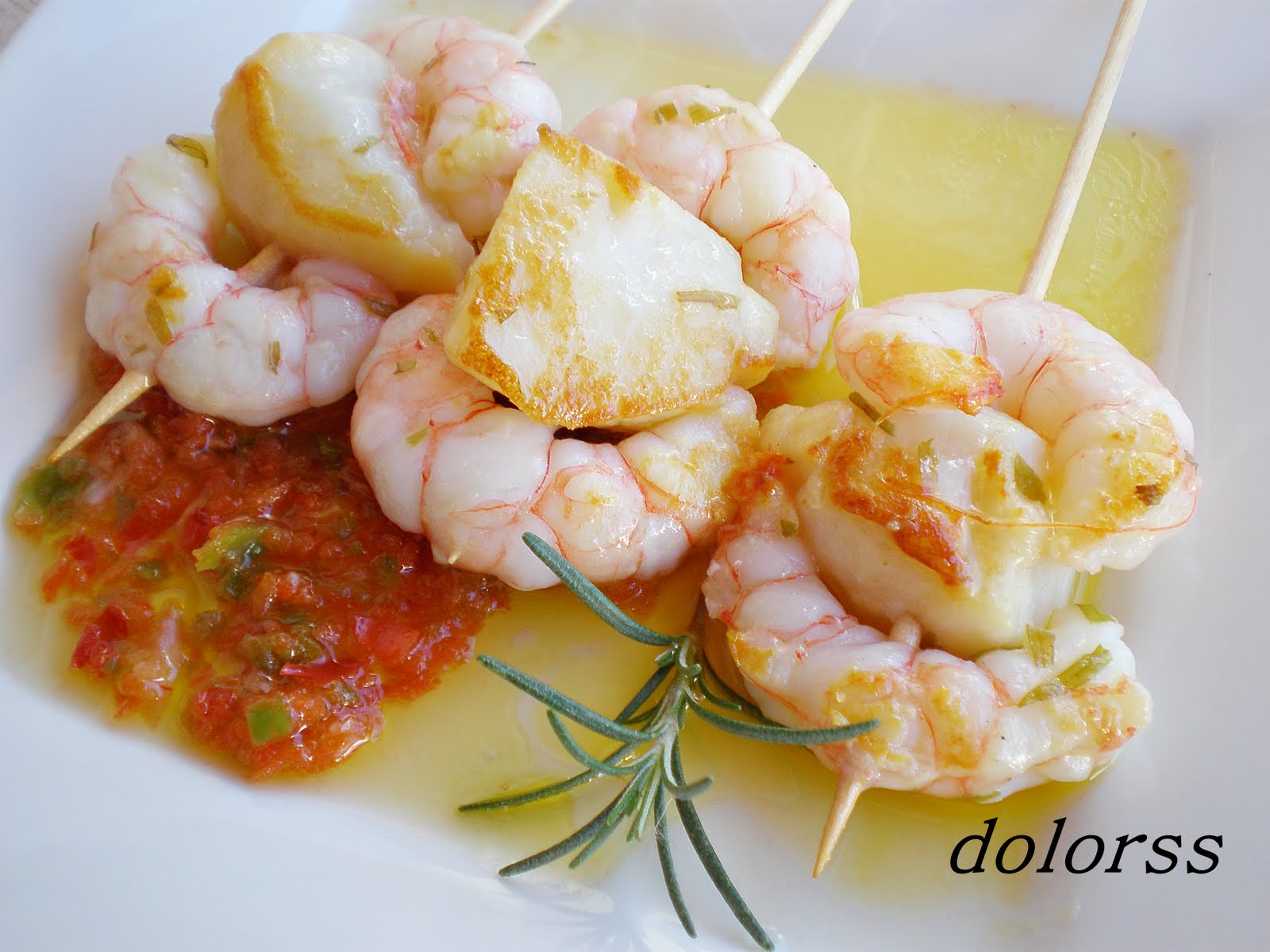 Blog de cuina de la dolorss: Pinchos de gambas y vieira al estragón