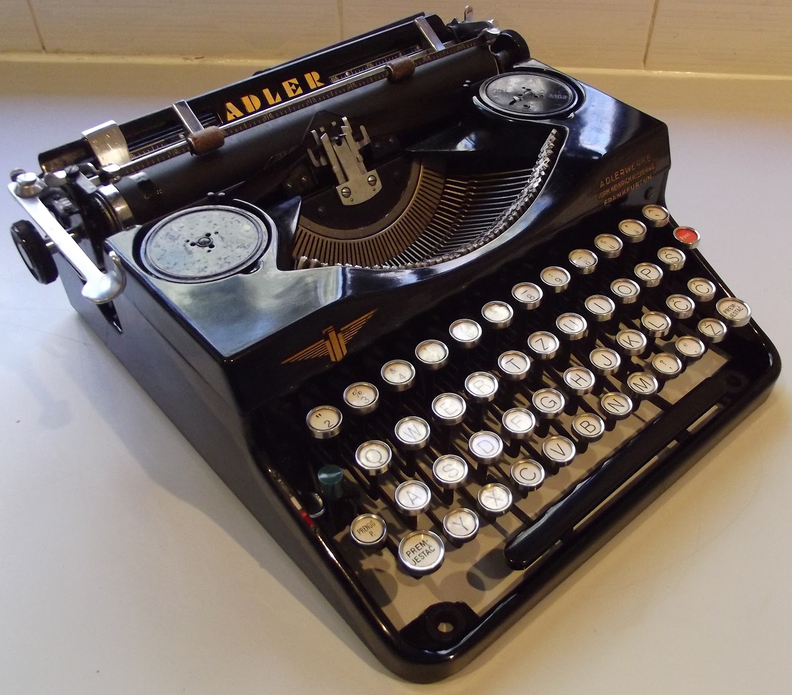 oz.Typewriter: The Adler Model 32 Portable: Sweet Typewriter Eye Candy