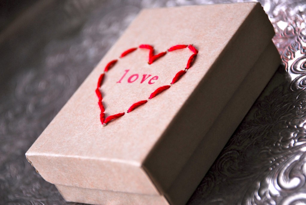 Diy San Valentín: Coser un corazón en una caja de cartón : x4duros.com
