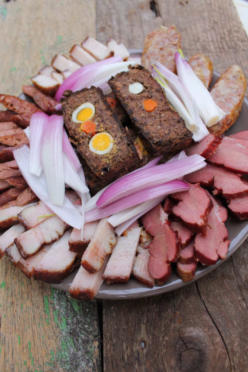 Monya`s ... !!!: Aperitiv 100% romanesc (afumaturi de porc)