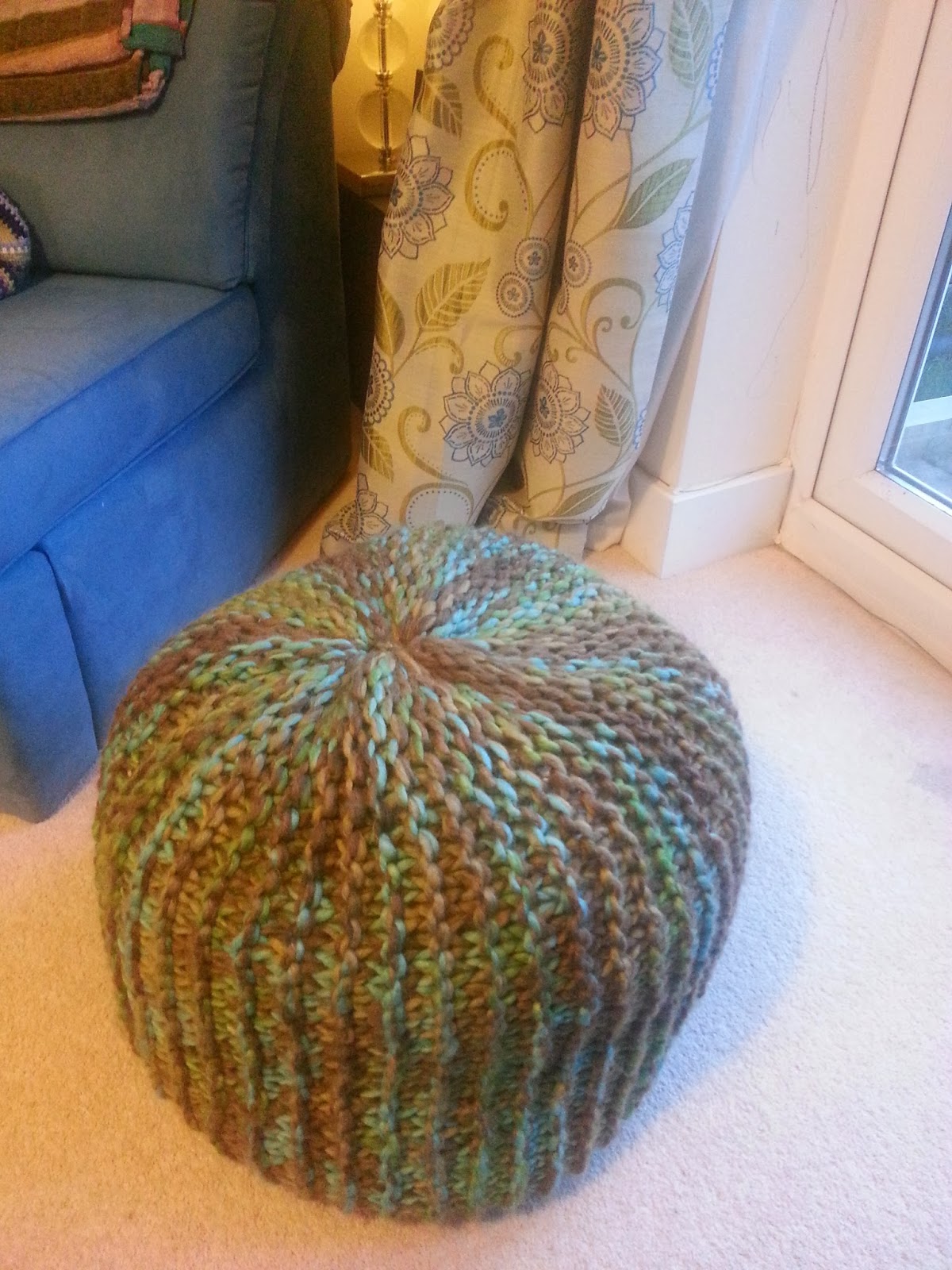 KnitKnatKnotUK: Knitted Puff Daddy pouffe footstool - DONE!