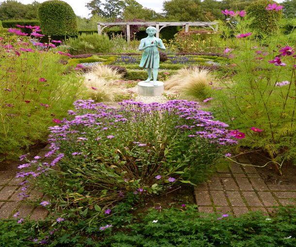 How to Compliment a Garden Centerpiece - Home decor