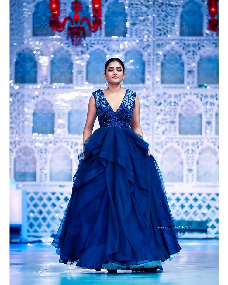 Eesha Rebba Still Photoshoot - Latest Movie Updates, Movie Promotions ...