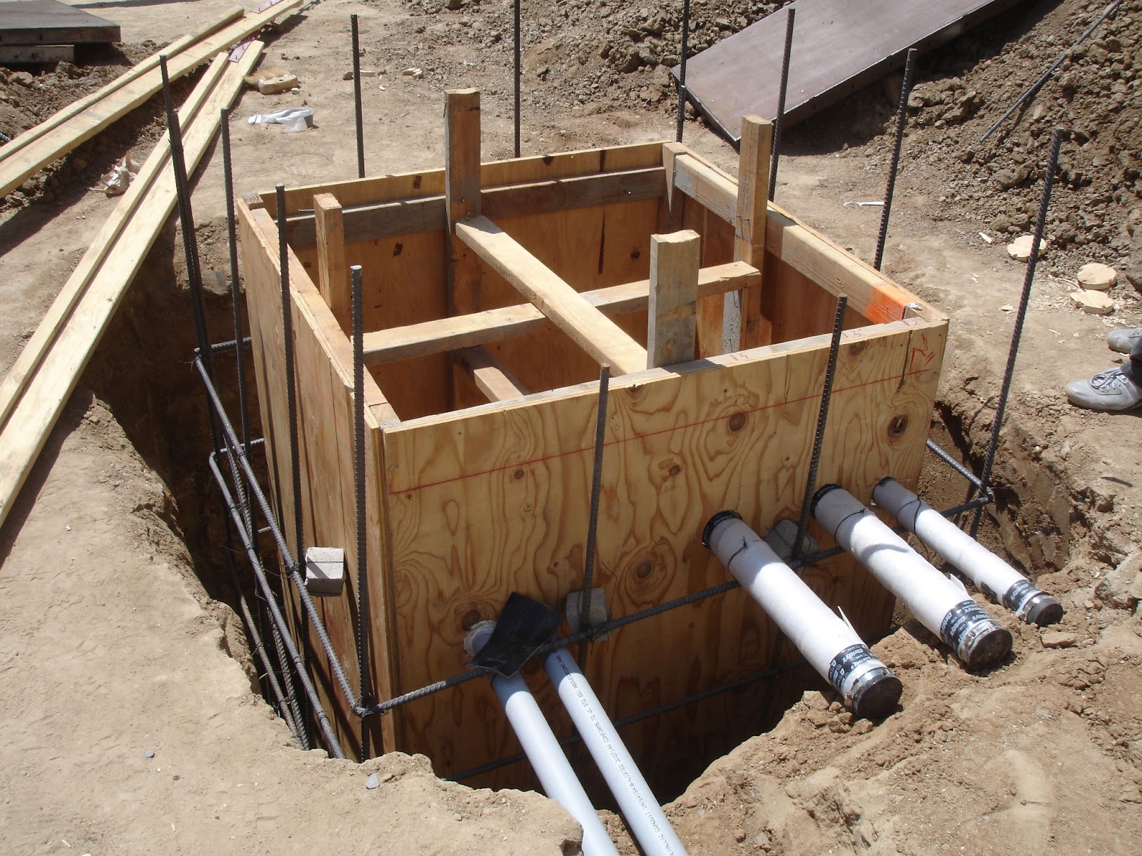 PSL Architects: The Serrano - Rebar being installed