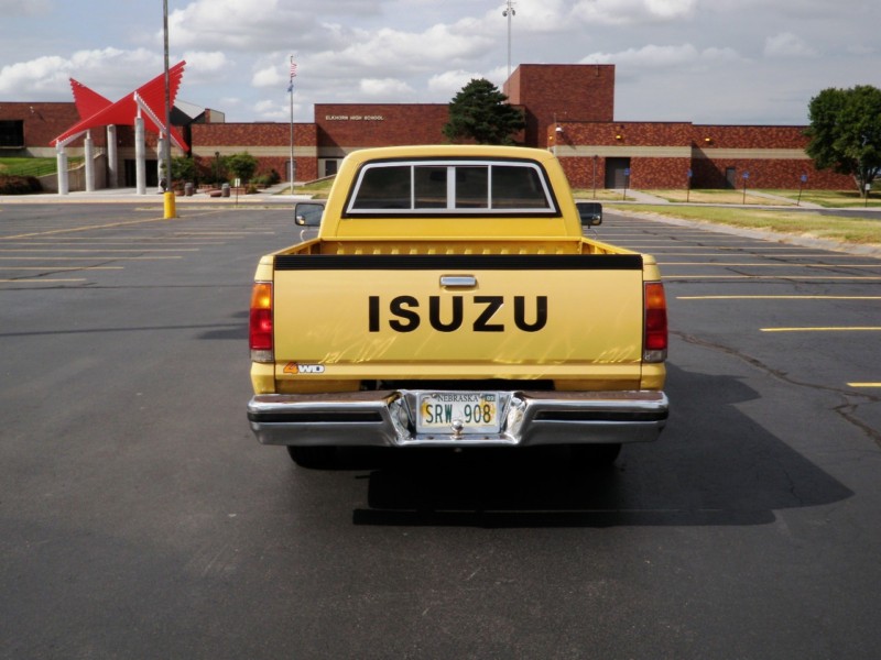 10k: 1984 Isuzu P'up DLX 5spd Survivor - DailyTurismo