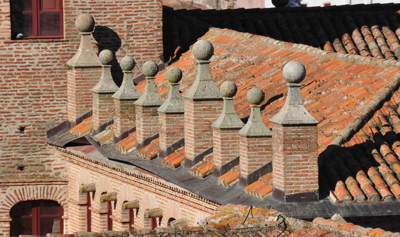 Alfiz. Elementos arquitectónicos y decorativos en Cáceres: Pináculo