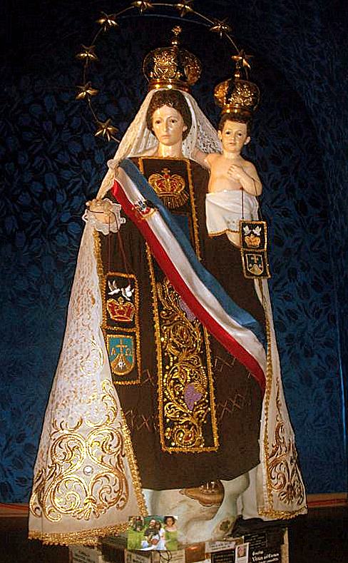 Entre la nuit et la journée: Interior de la iglesia de La Tirana