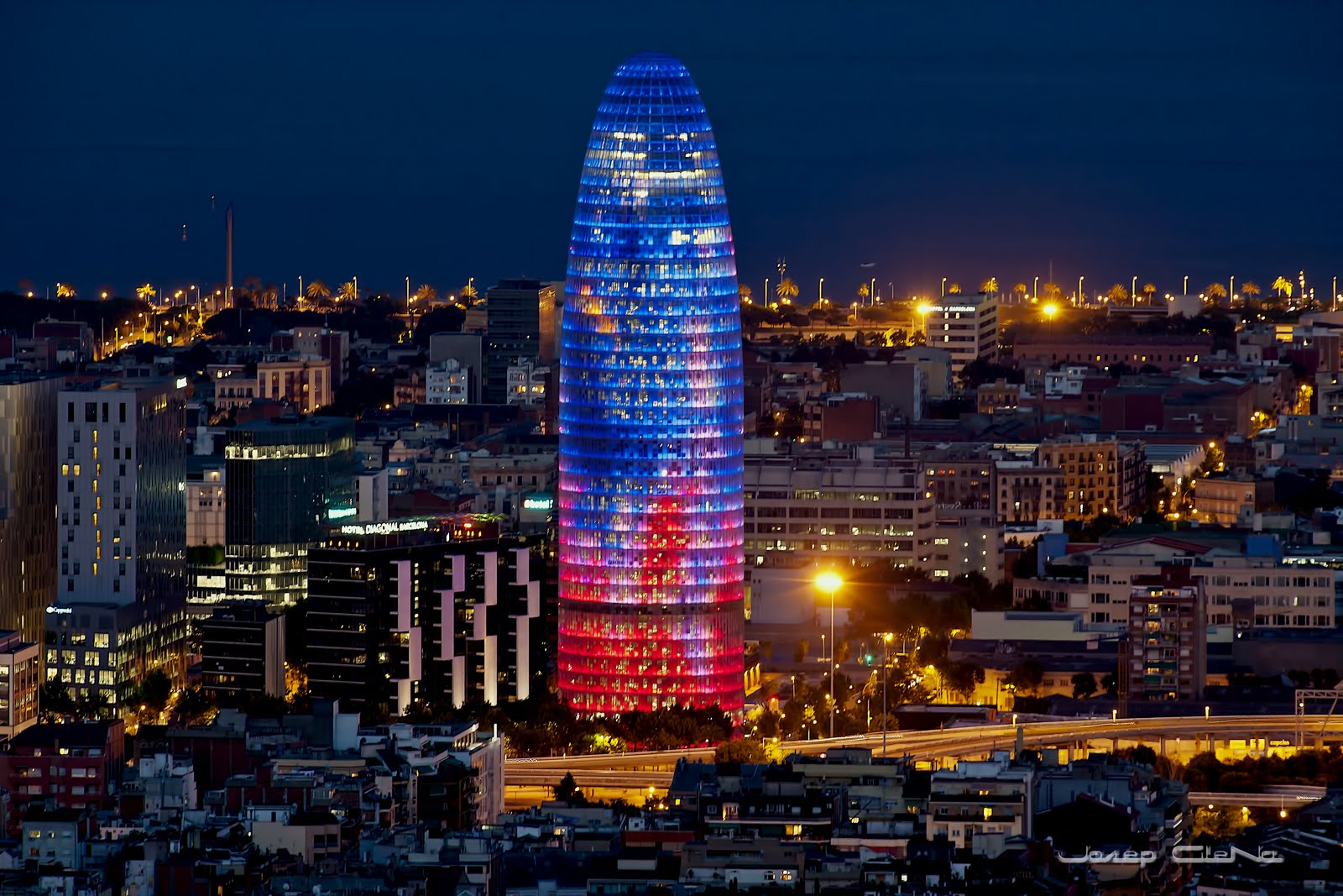 Torre Agbar, el edificio que tiñe de color la noche barcelonesa