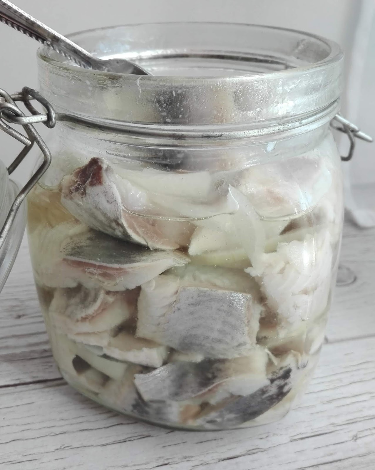 Tradycyjny śledź w oleju z cebulką - Swojskie jedzonko