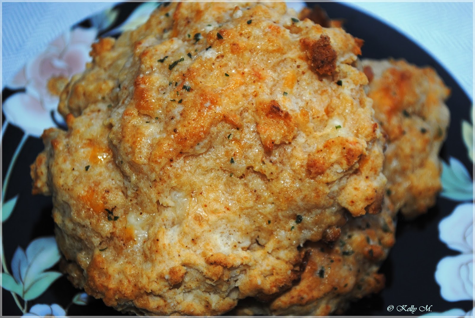 Baguettes and Blush: Spicy Cheddar Bay Biscuits