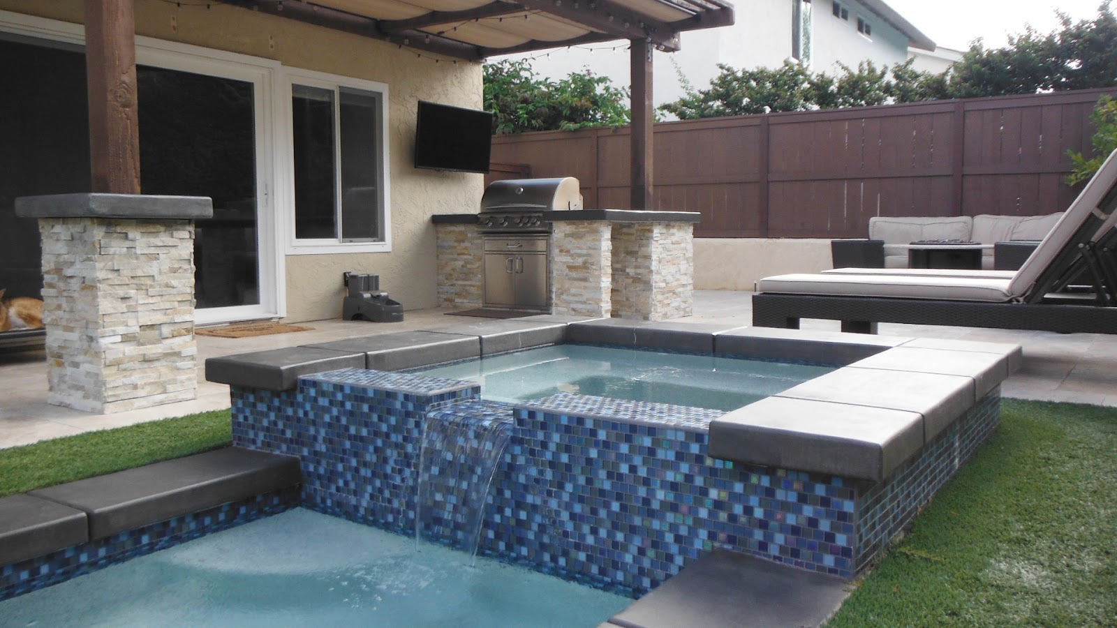 The 2 Minute Gardener: Photo - Raised Jacuzzi with Polished Concrete Edging