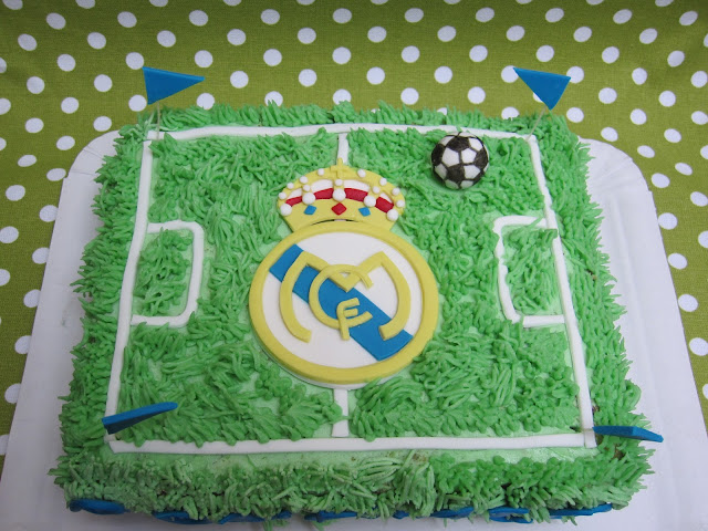 Jarita's Cookies: Tarta campo y escudo Real Madrid