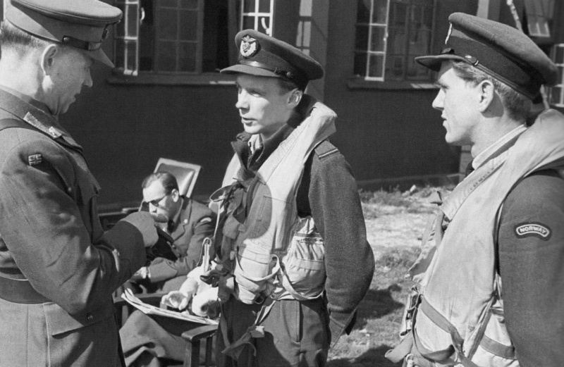 Airplanes in the skies + FAF history: RAF 331. - Norwegian Squadron