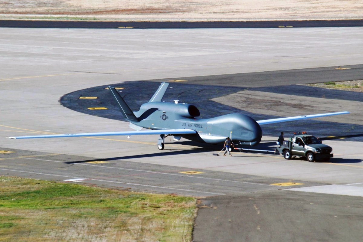 GAMBAR PESAWAT TERBANG: Pesawat UAV RQ-4 Global Hawk (Dua)