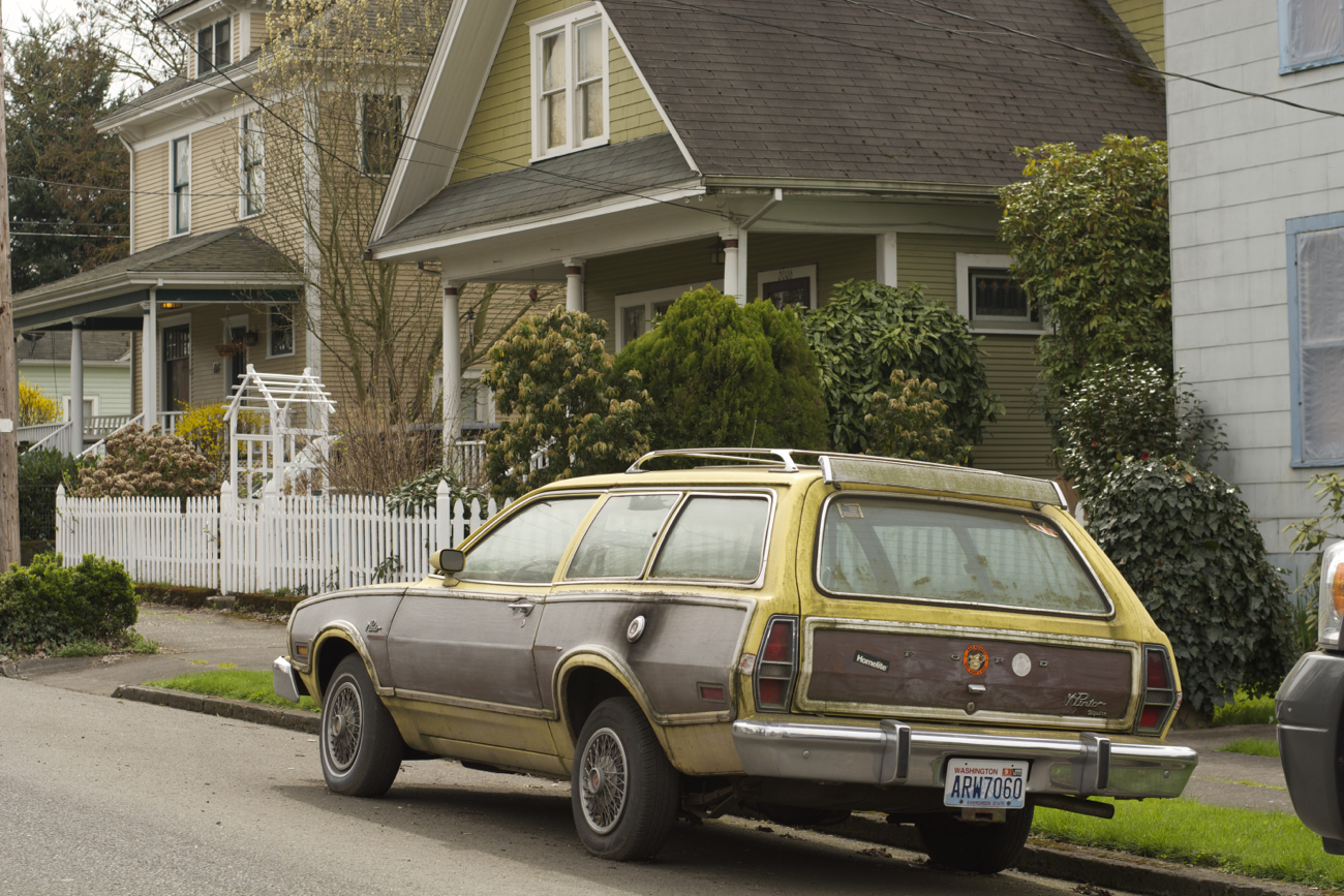 OLD PARKED CARS.: 1976 Ford Pinto Squire.