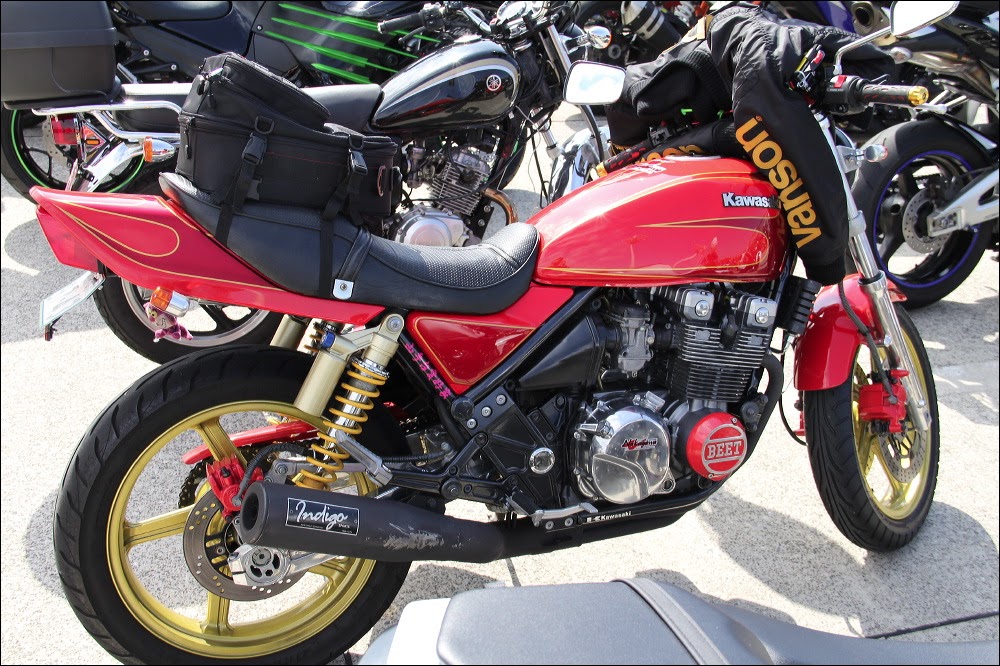 ROAD RIDER: Kawasaki ZEPHYR400 Custom Bike