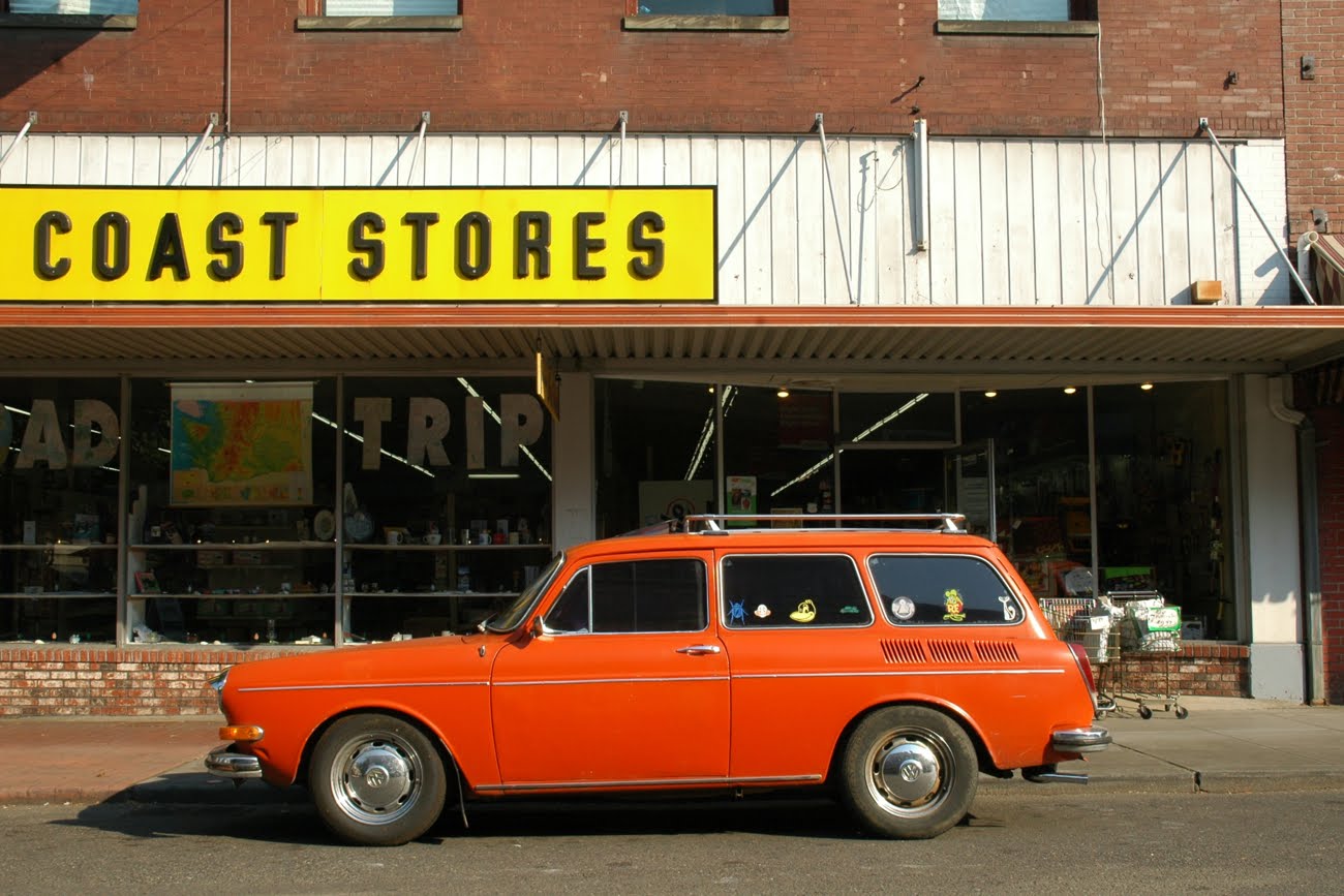 OLD PARKED CARS.: 1970 Volkswagen Squareback Wagon.