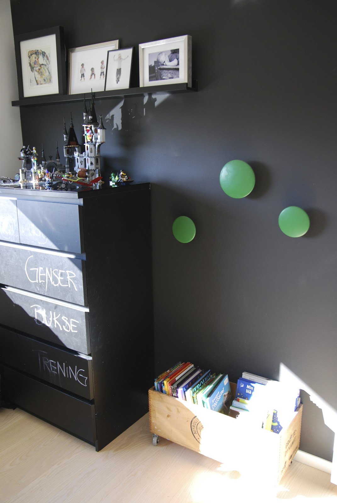 FargeBarn: To fine gutterom.