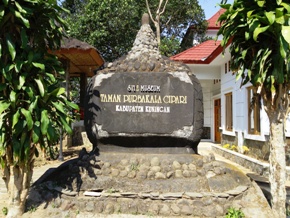 Ada Kubur Batu dan Batu Temu Gelang di Situs Megalitikum Cipari ...