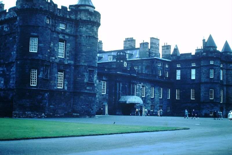 26 Rare Color Photos That Capture Street Scenes of Edinburgh in 1949 ...