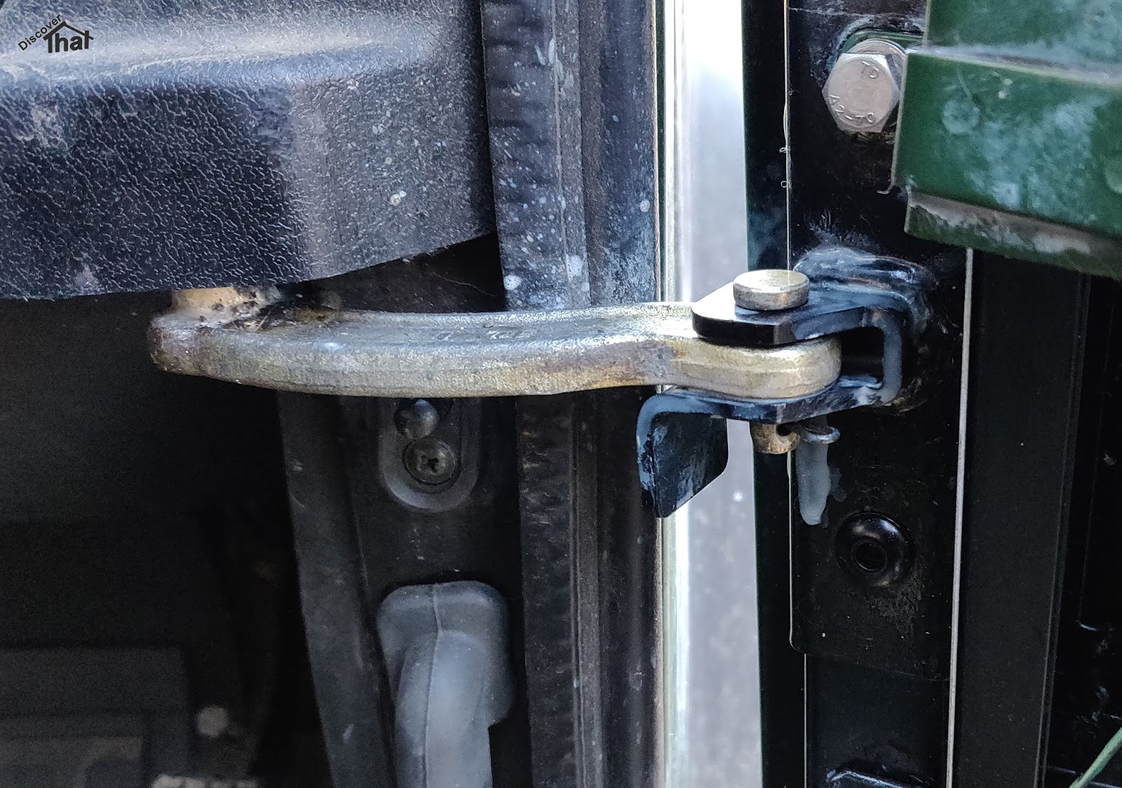 DiscoverThat - Journal: Fitting a Defender front door