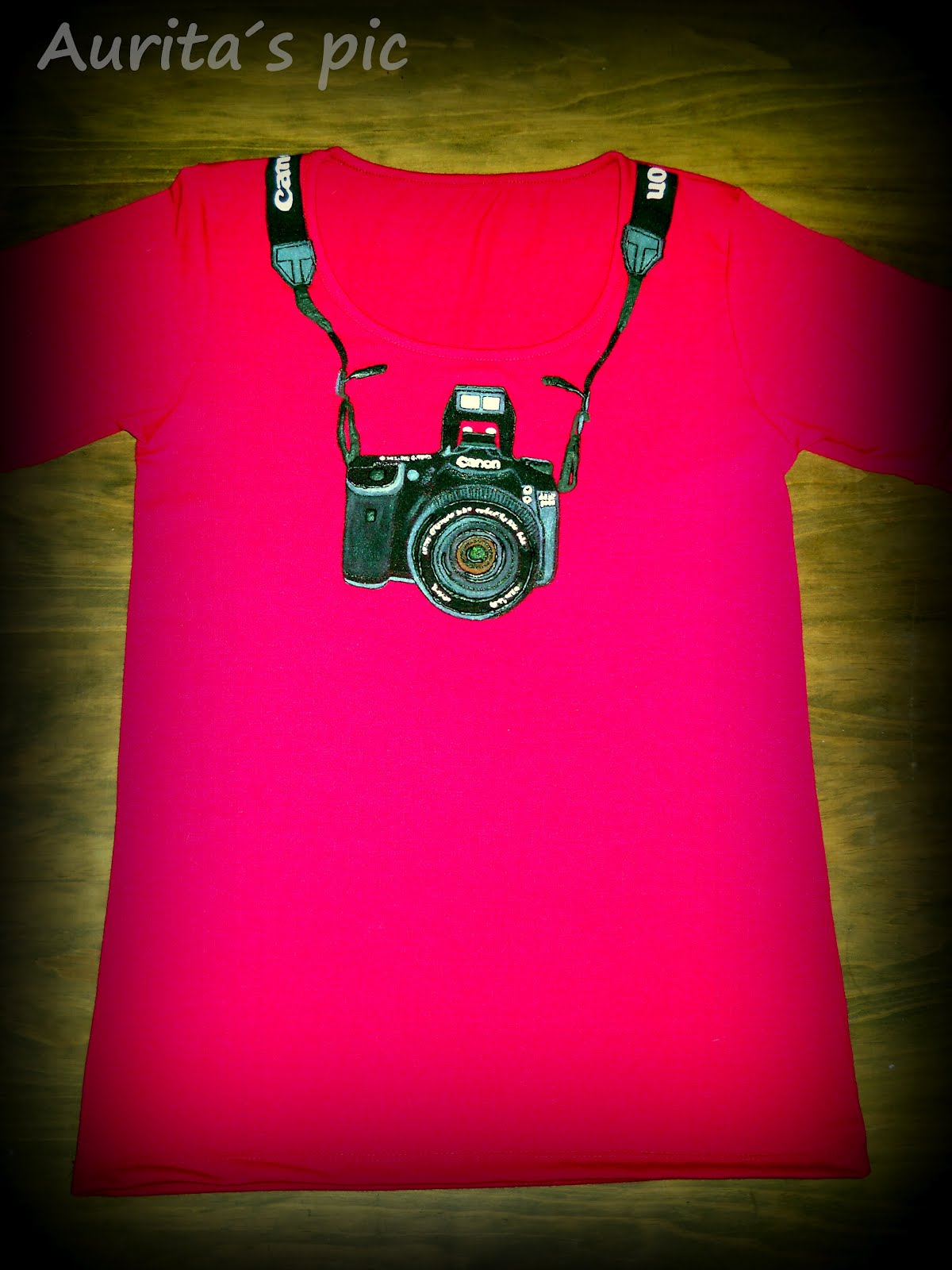 AURITA: Cámara de fotos. Remera pintada a mano, con detalles en relieve.