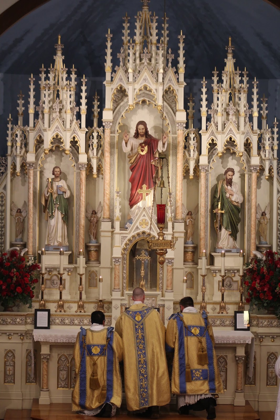 New Liturgical Movement: Photos of a New Priest’s First Mass