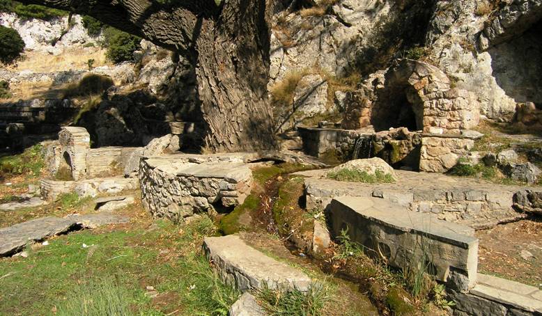 ΤΑΞΙΔΙΑ ΜΕ ΕΝΑΝ ΕΥΡΥΓΩΝΙΟ: ΠΑΡΝΗΘΑ, ΦΡΟΥΡΙΟ ΦΥΛΗΣ, ΔΕΡΒΕΝΟΧΩΡΙΑ, ΣΚΟΥΡΤΑ
