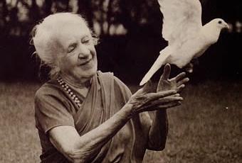 Yoga by Jimena: Indra Devi, la Primera Dama del Yoga