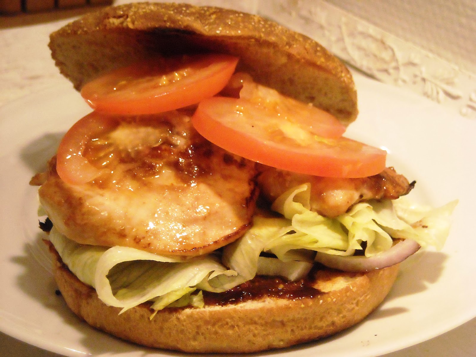 En verden af smag!: Burger med BBQ-Kylling