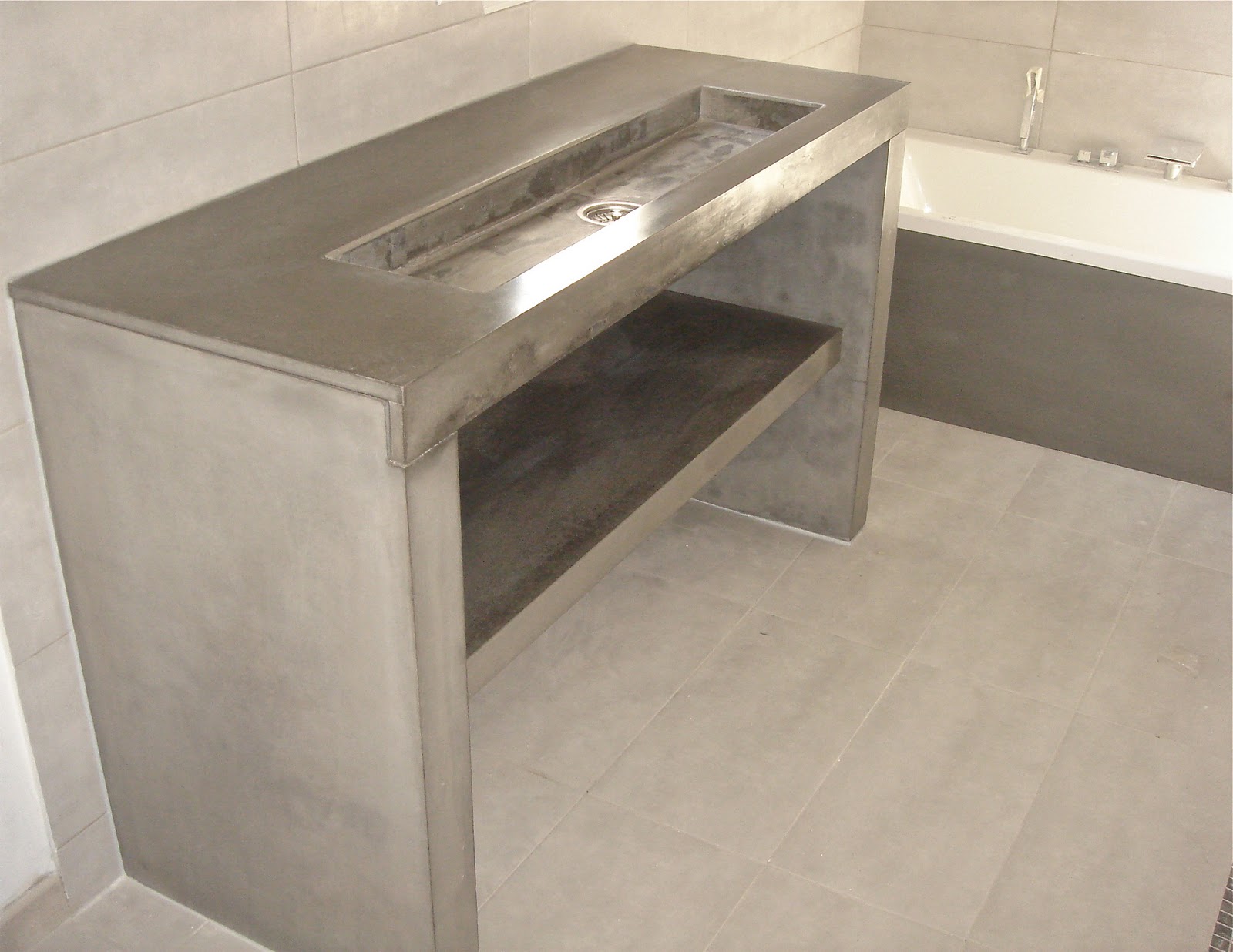 T & M beton design: console béton ductal lavabo integré anthracite
