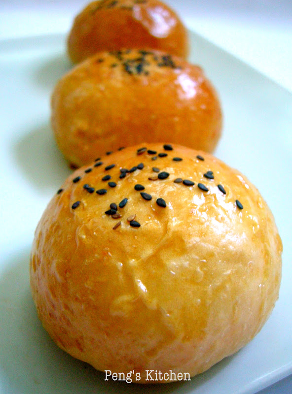 Peng's Kitchen: Red Bean Mochi Bun