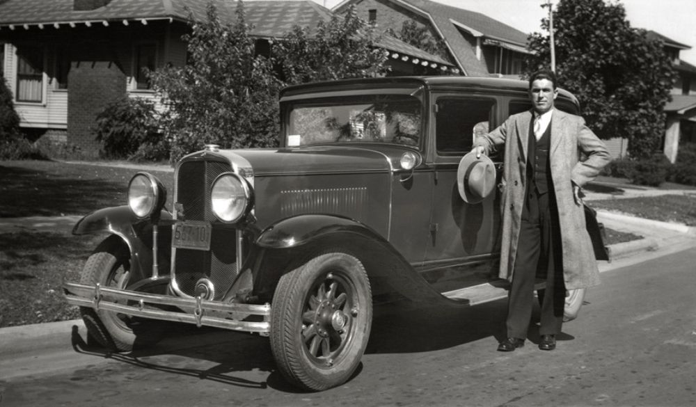 50 Fascinating Vintage Photos of People Posing With Their Family Cars ...