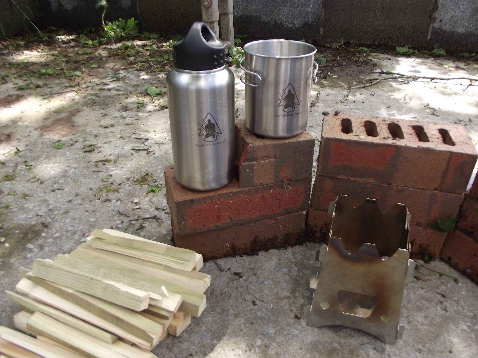 The Outdoorist: Pathfinder bottle and cup with Emberlit stove